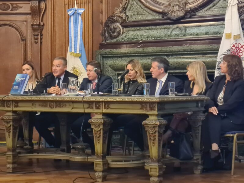 Con el Salón San Martín de la Legislatura de CABA colmado se presentó ...