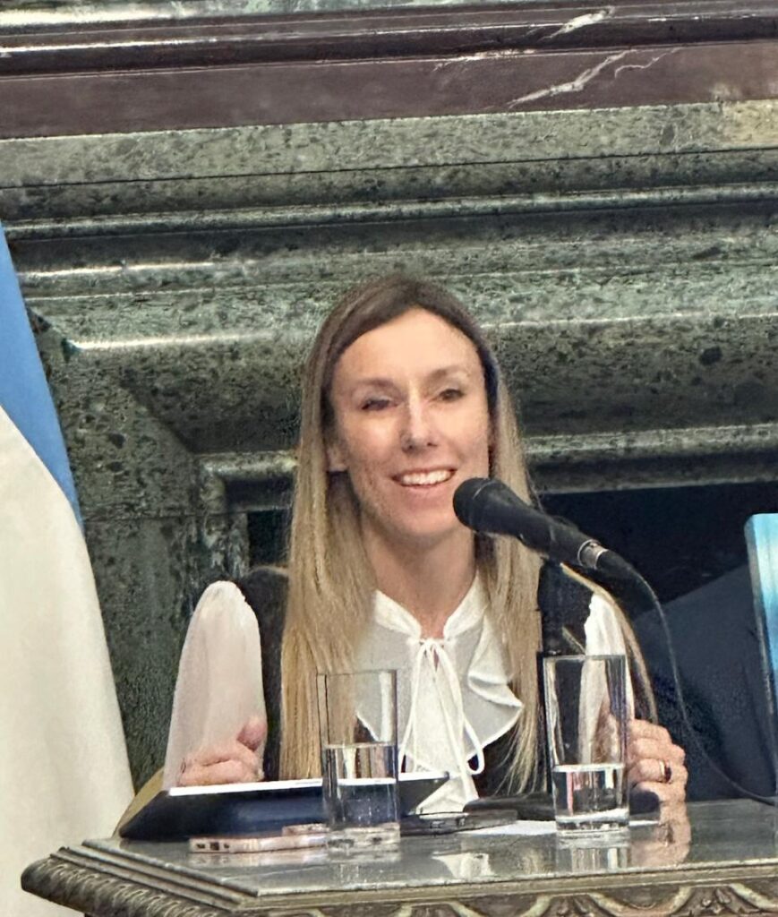 Con el Salón San Martín de la Legislatura de CABA colmado se presentó ...