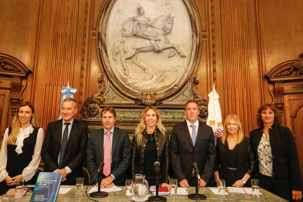 Con el Salón San Martín de la Legislatura de CABA colmado se presentó ...