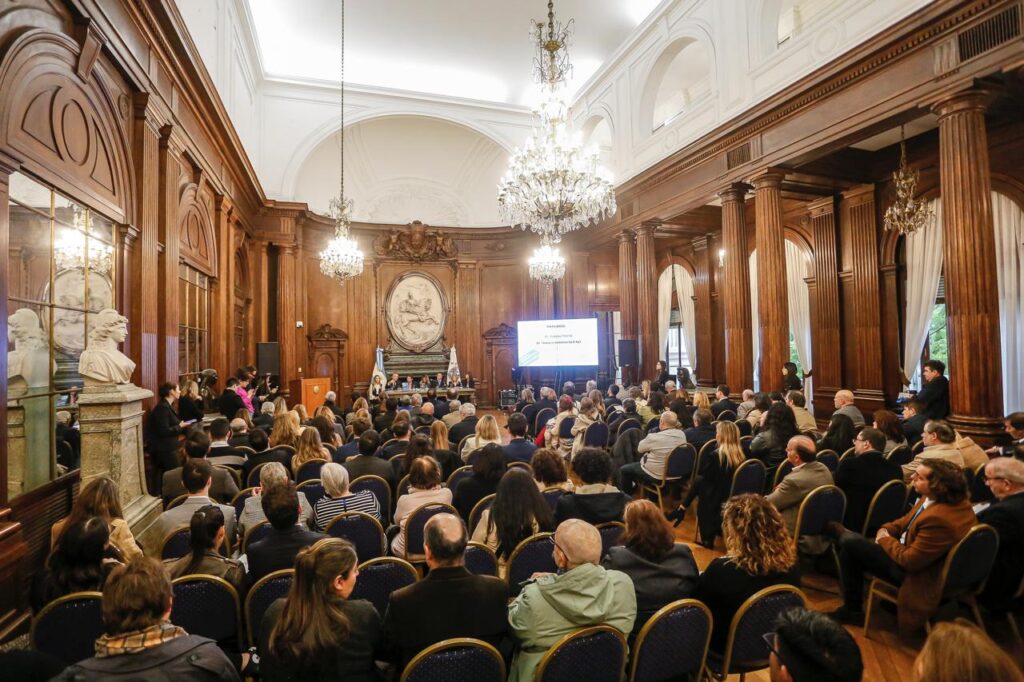 Con el Salón San Martín de la Legislatura de CABA colmado se presentó ...