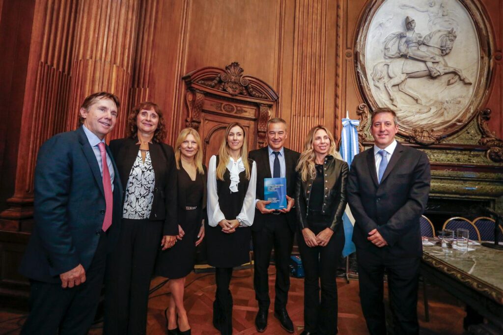 Con el Salón San Martín de la Legislatura de CABA colmado se presentó ...